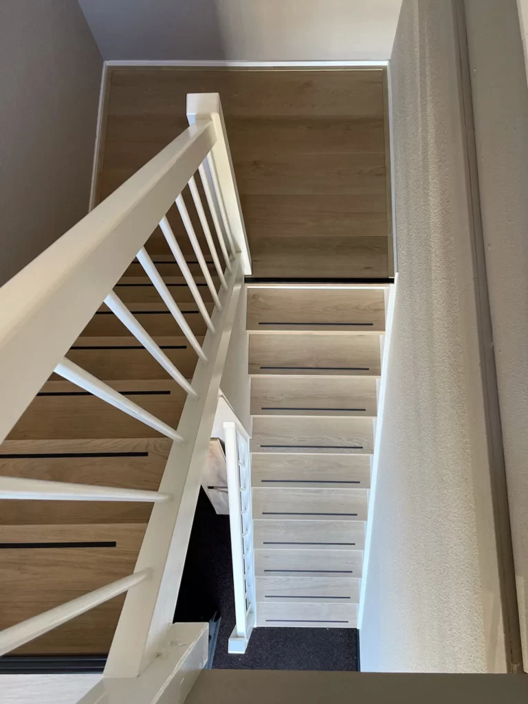 Traprenovatie Dubbele Trap + Overloop Met Naturel Eikenhout PVC Tredes ...